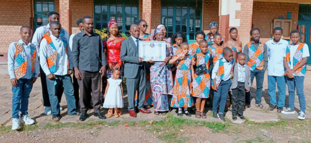 Page rose à Bukavu : le couple Hilaire Issanda célébré après 57 ans de ...
